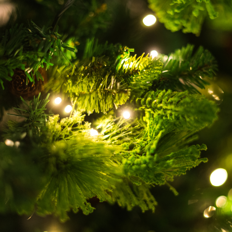 Коледна елха 210см с шишарки и светещи лампички ⋆ MASTERHAUS